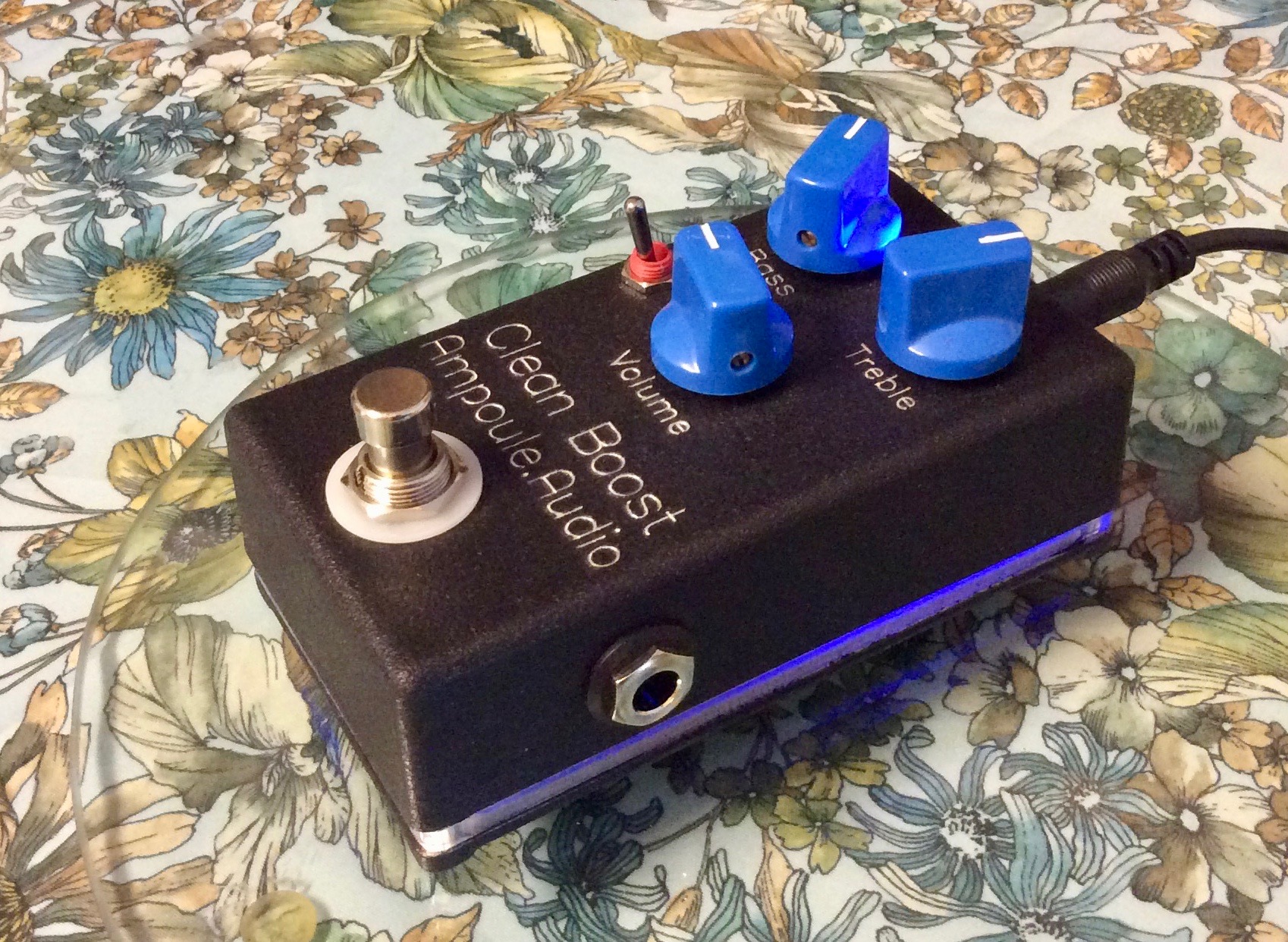 Clean FET boost pedal with EQ. Based on the Boss FA1. – Ampoule Audio